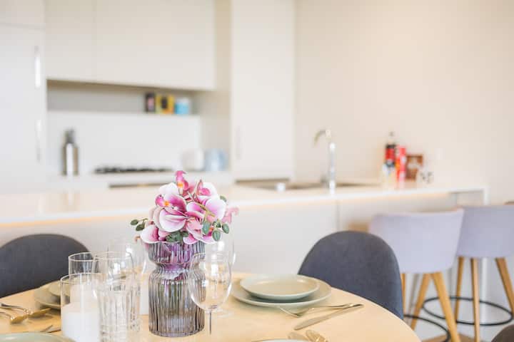Light Filled 2-brd Apt With Pool & Shopping Center - Hornsby