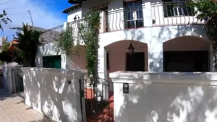 Casa Amplia En Barrio Bombal.
Zona Exclusiva - Mendoza