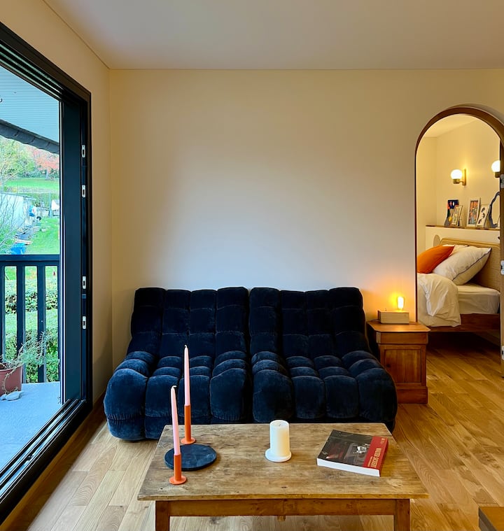 Appartement met design, dicht bij zee, zwembad, balkon met uitzicht op ...