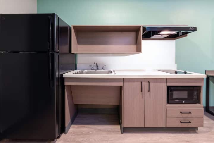 Echo Madison | 2 Queen Beds | Suite With Kitchen - Madison, WI