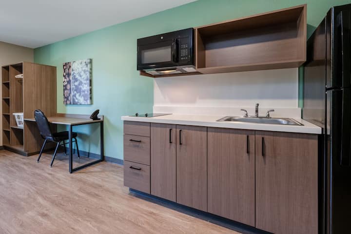 1 Queen Suite | Echo Madison |Kitchen + Dishwasher - Madison, WI