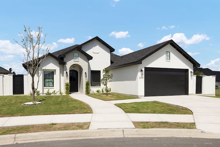 Casa Adela • Relax & Unwind At Golf Course Getaway - Edinburg, TX