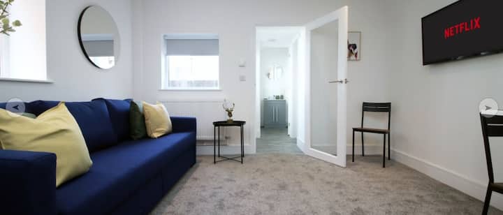 Radyr - Bright 1-bed With Modern Style - Barry