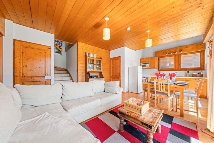 Spacious Family Chalet, Mountain Views | Sleeps 8 - Morzine