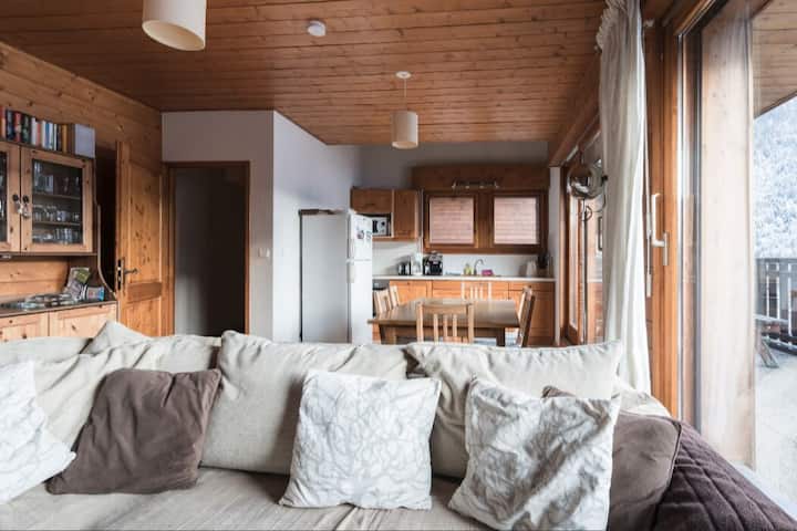 On Ski Bus Route - Spacious - Sleeps 8 - Morzine