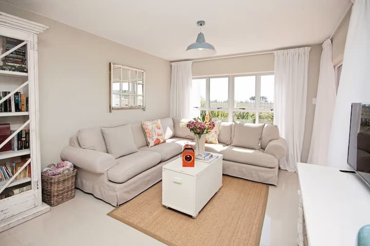 Seaside Apartment With Stunning Garden - Gqeberha