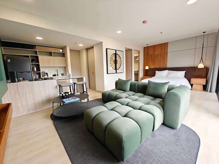 Luxe Flat | Ac | Balcony | Open Kitchen | Lux Bath - Medellín