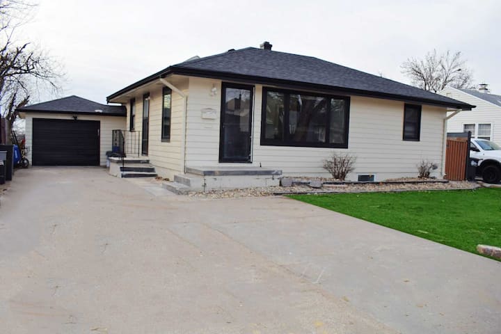 Central Modern House - Omaha, NE