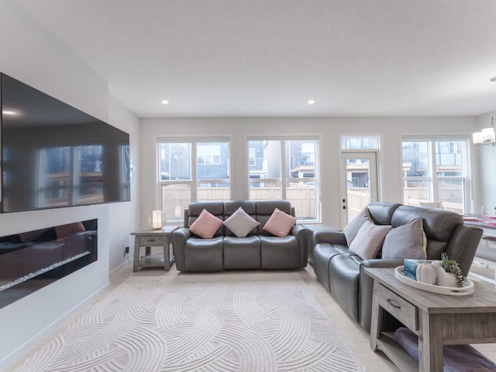 Bright New Build Retreat | 16 Guests | Ac & Garage - Calgary