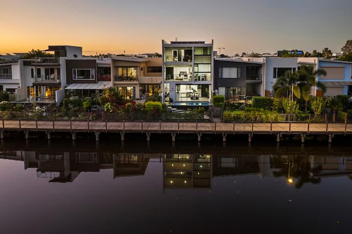 Waterfront Luxury W/ Pool, Balconies & Office - Buderim