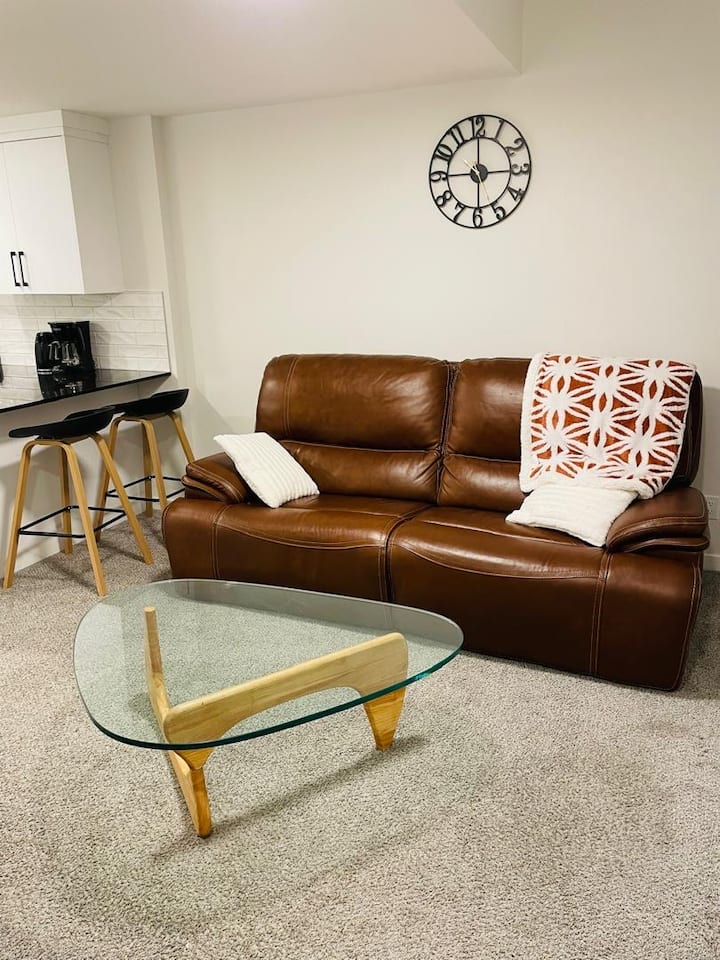 Modern Comfort In Nw Calgary - Calgary