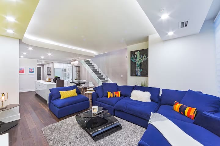 Queen West Downtown | 4 Bedroom, 3 Bath, Free Park - Toronto, ON