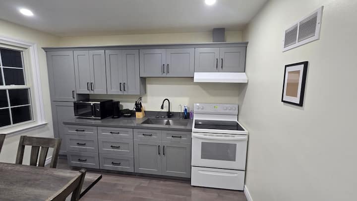 Modern 2br Suite · Pets Ok · Walk To Hospital - London, ON, Canada