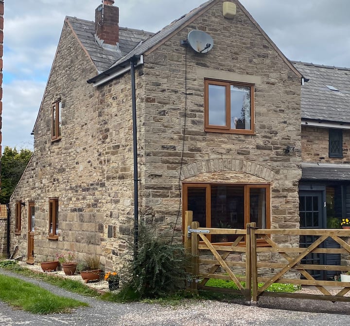 Charming 18th Century Stone Cottage - Chesterfield