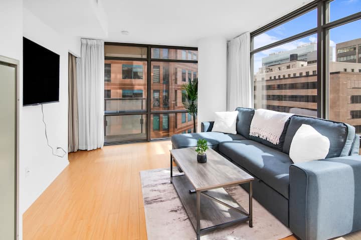 Luxury Spacious 2 Bdrm Condo, Free Parking, Pool - Victoria University