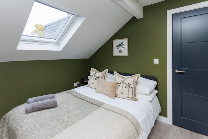 Upper East - Stylish Apt, 30 Steps To City Glider - Belfast