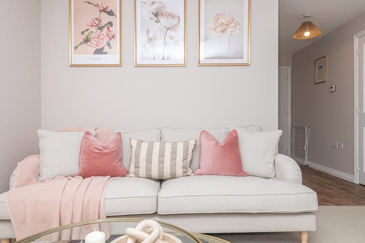 Stylish 5-bed Townhouse In Wakefield - Wakefield, UK