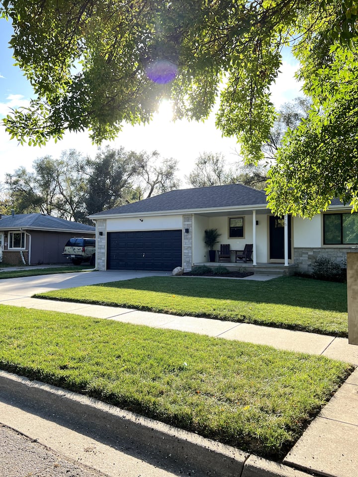 Cozy Home Near Downtown Lincoln & Memorial Stadium - Lincoln, NE