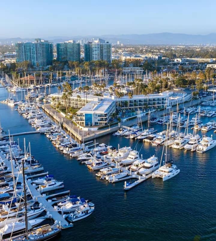 Spacious 2bd In Mdr W/pool, Jacuzzi & Garage - Marina del Rey, CA