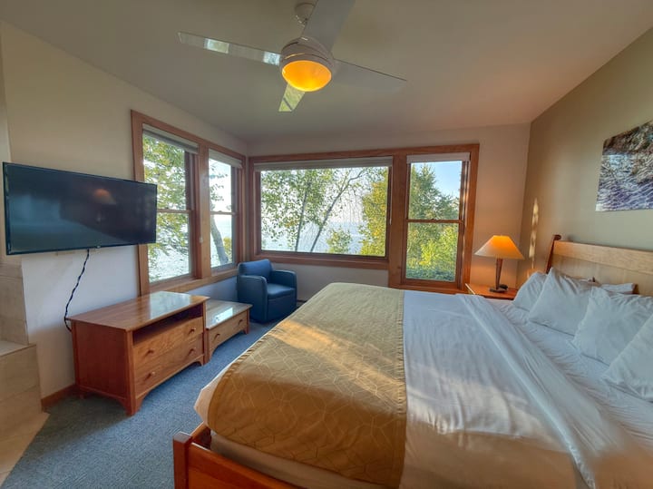 Lakefront Lower 2 Bedroom Condo - Lutsen, MN