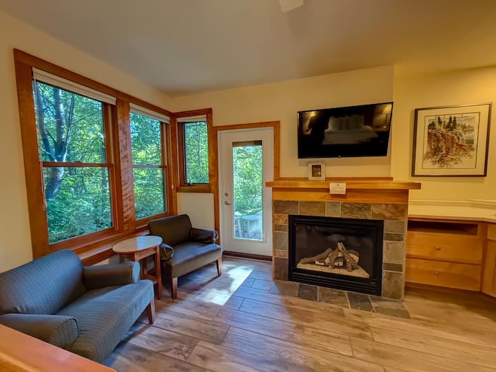 Lakefront Lower 3 Bedroom Condo - Lutsen, MN