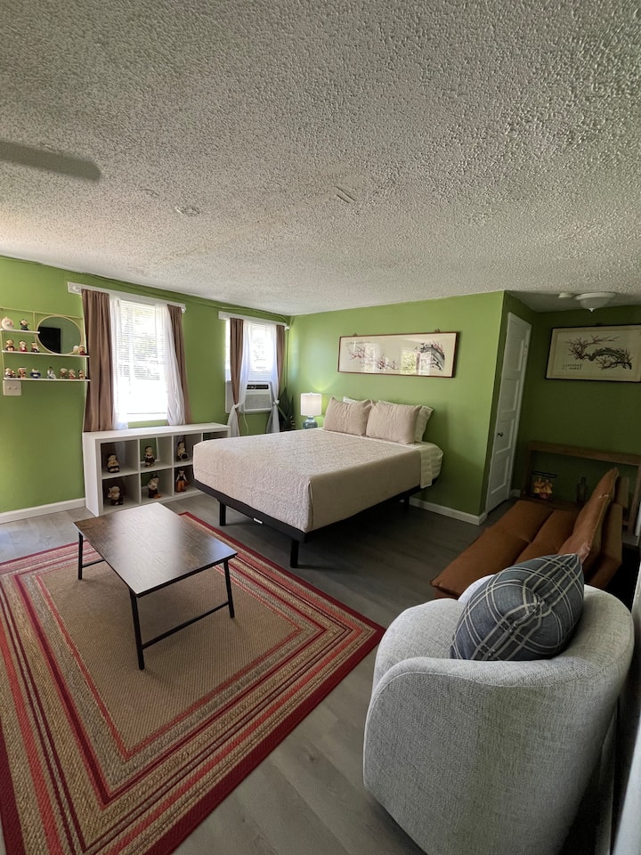 Retro 1965 Studio Apt• Cozy Stay Near Vsu & Sgmc - Valdosta, GA