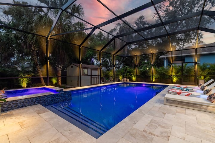 Upscale Tampa Family Escape: Pool, Spa & Mini Golf - Tampa, FL