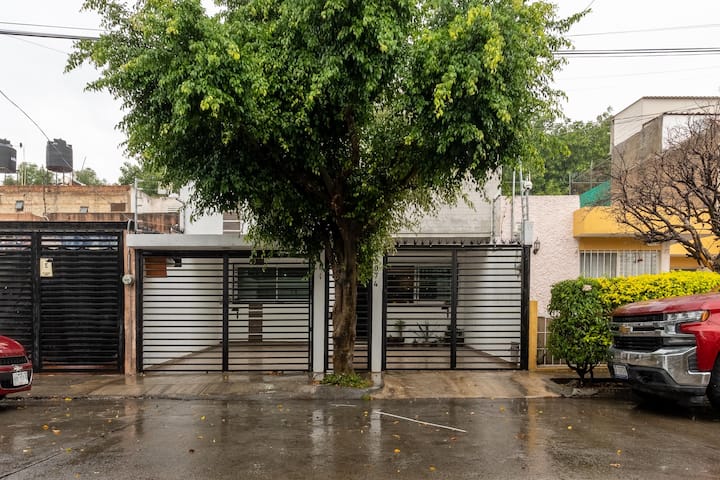 Amplia Casa Con Cochera, Ubicación Estratégica - Guadalajara