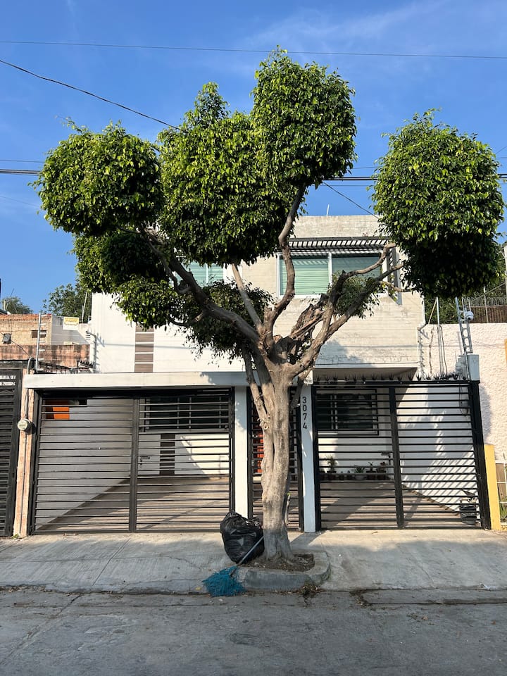 Amplia Casa Con Cochera, Ubicación Estratégica - Guadalajara, Jalisco, Mexique