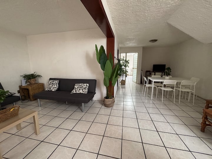 Amplia Casa Con Cochera, Ubicación Estratégica - Tlaquepaque