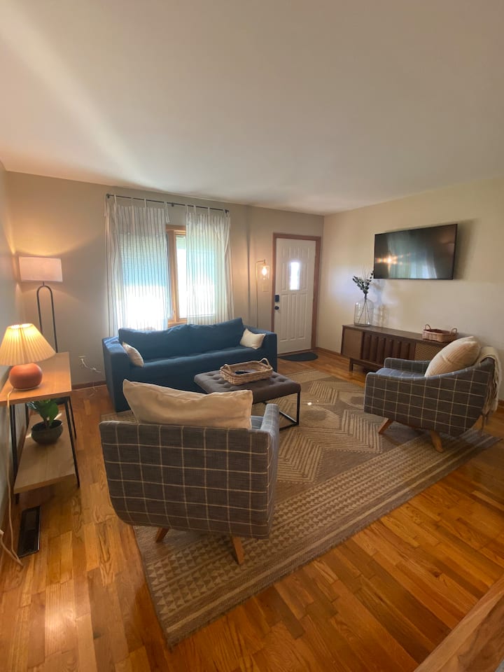 Stylish, Clean, Comfy Home W/ King Bed, Sleeps 8 - Lake Inman, KS