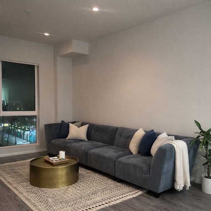 Penthouse Escape • Pool • Free Parking • Views - Glendale, AZ