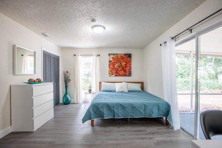 Tampa Family Retreat * Near Major Attractions - Tampa, FL