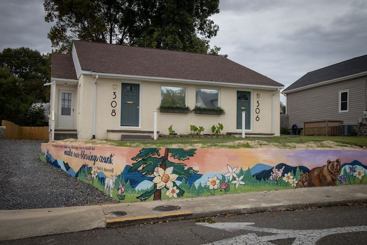 Downtown Delight King Beds Comfort & The Greenway! - Mount Airy, NC