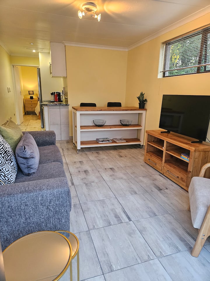 Cozy Cottage In Parkhurst! - Johannesburg