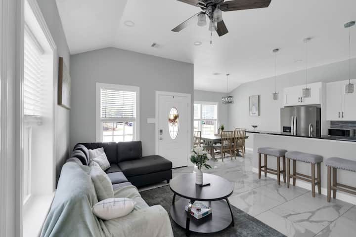 Modern 3br/2ba Retreat | Near Iah & Downtown #B - Houston, TX