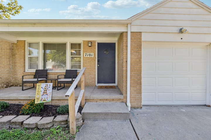 Fire Pit | Sun Room | Close To Towne East - Wichita, KS