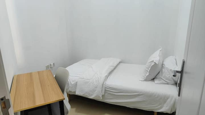 Partition Room In Shared Apartment Near Tram - Dubai