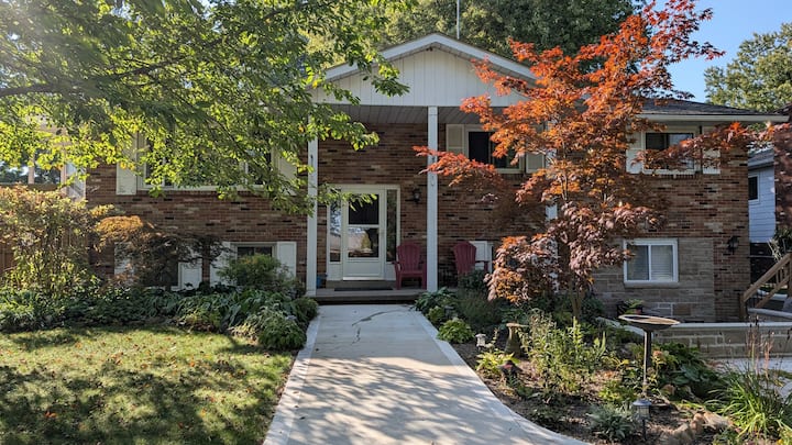Spacious Family Home
1-6 Month Stays - Amherstburg
