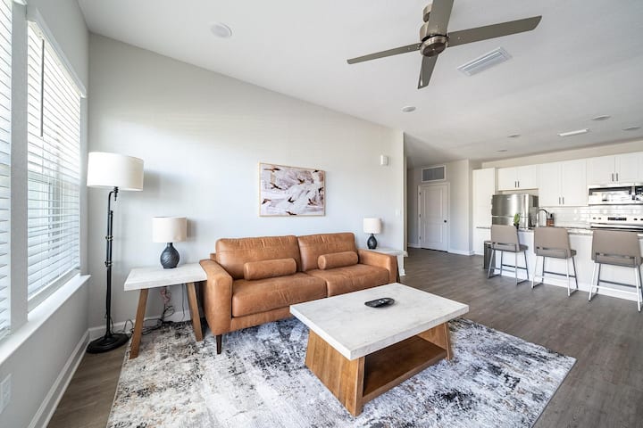 Landing | Amazing 2bd, Pool, Gym - Palm Bay