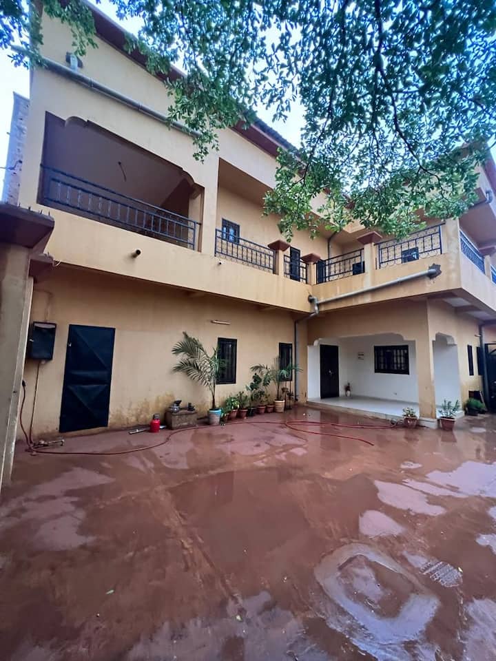Grande Villa De 4 Chambres Dans Un Beau Quartier - Niamey