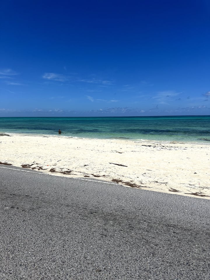 Seaside Modern Comfort In Delaporte - Nassau