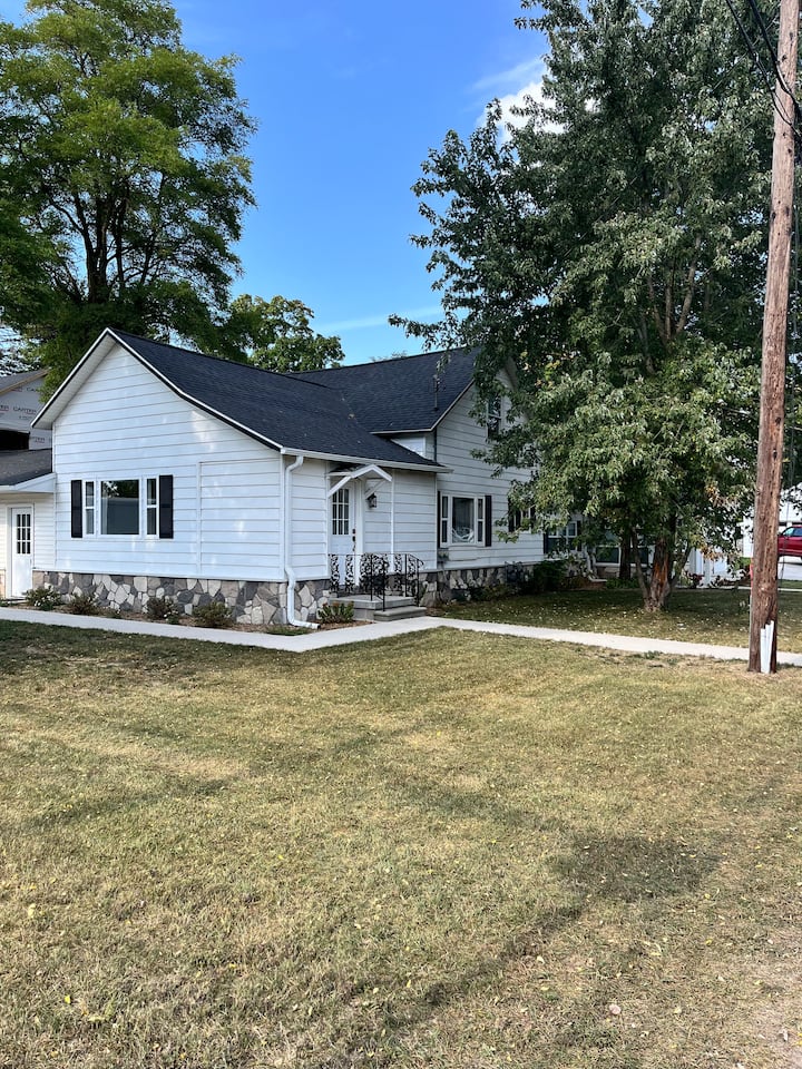 Roomy Kalkaska Retreat - Kalkaska, MI