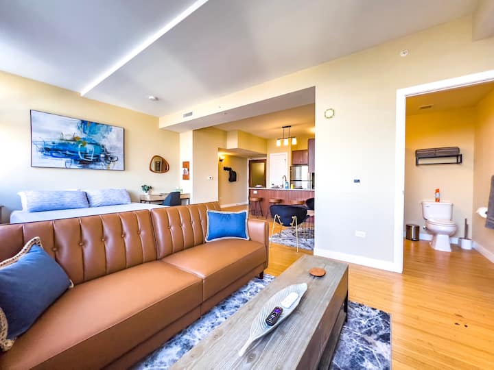 King Bed! Free Parking, And River Views! - Saint Paul, MN