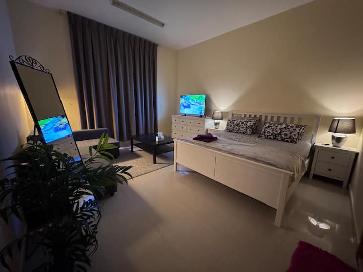 Quiet Villa Studio | King Bed | Near Adnec & Malls - Abu Dhabi