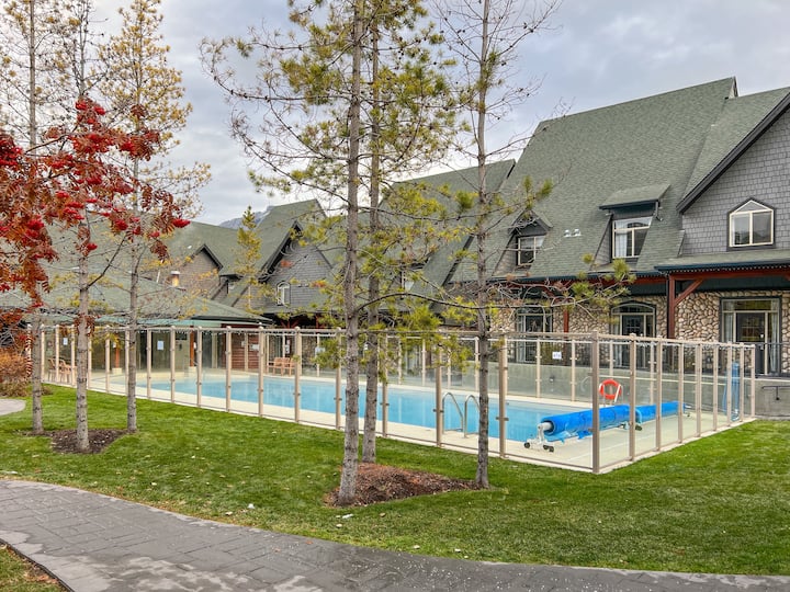 Adventure & Comfort | Heated Pool, Hot Tub - キャンモア