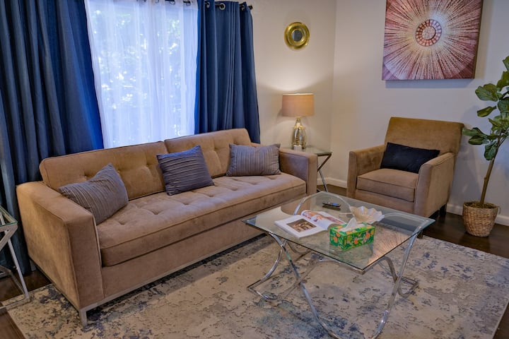 Spacious And Stylish Apartment In Hollywood - Beverly Hills, CA