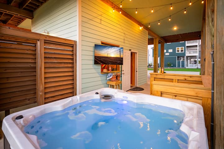 Family Beach House | Hot Tub | Walk To Beach - Galveston, TX