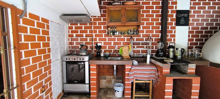 Rustic Room With Capped Mountains And A Kitchen - Pérou