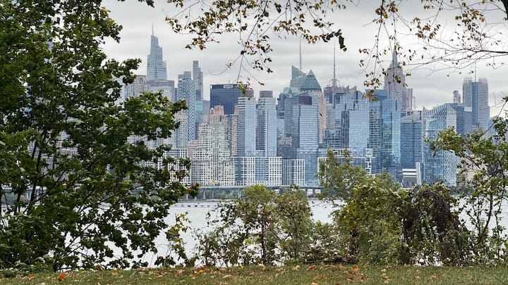 Skyline View Room • 2 Beds • Fast Bus To Manhattan - Queens, NY